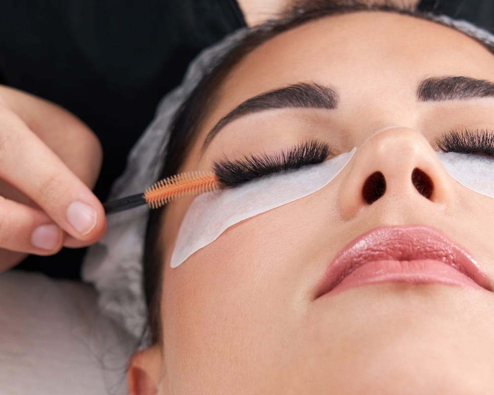 Eyelash glue ingredients are safe or not